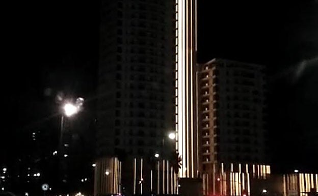 Edificio Ikon en Valencia | La torre de Bofill ya ilumina la noche de Valencia | Las Provincias
